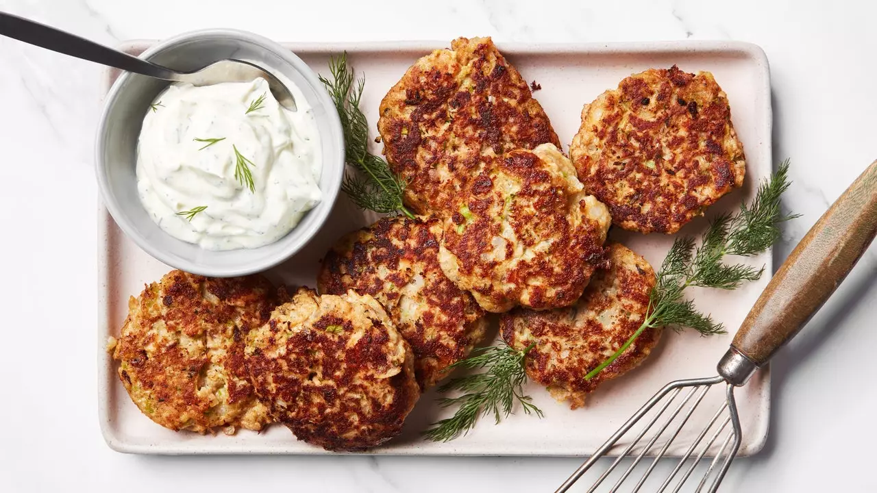 Salmon croquettes na dill sauce