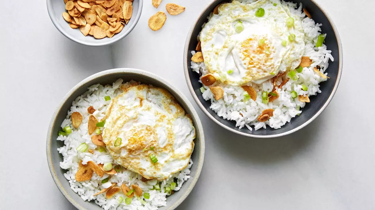 En middag med hvidløgsstegte ris, du kan lave på forhånd (eller lave lige nu)