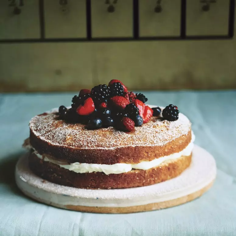 A képen a következők lehetnek: Food Cake Desszert Születésnapi torta Cukrászda édességek és növény