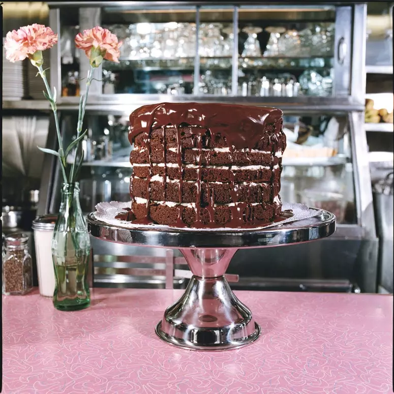 छविमा फूड डेजर्ट केक बेकरी शप क्रीम क्रीम आइसिङ र चकलेट समावेश हुन सक्छ