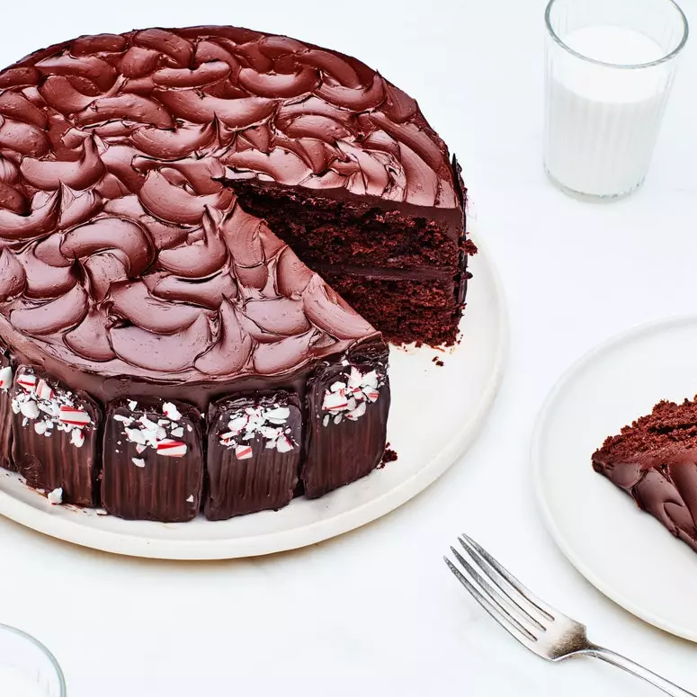 Pepermint čokoladni kolač sa kriškom izvadite i stavite na tanjur.