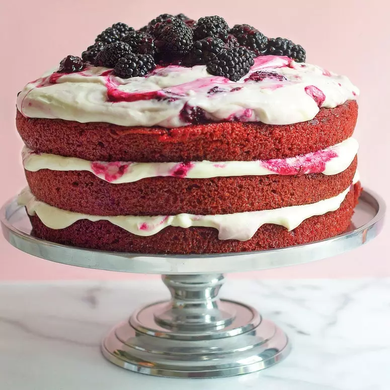 Трислојна гола торта со облаци од виолетово и бело мермерно замрзнување на секој слој и круна од капини на врвот.