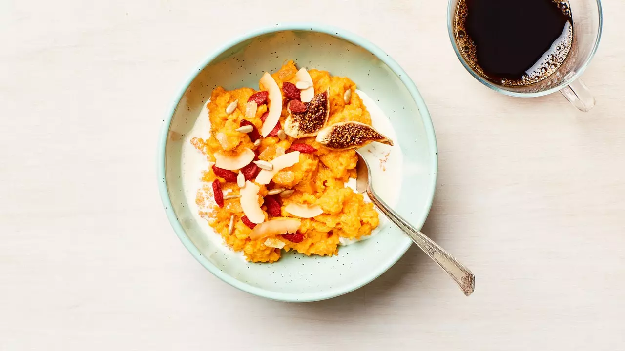 Uma tigela de batata-doce é o que você está comendo no café da manhã neste outono