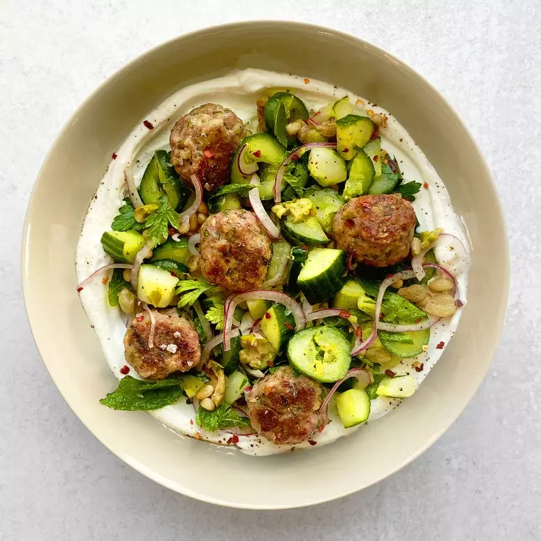 Foto di un'insalata di polpette e cetrioli in una ciotola.