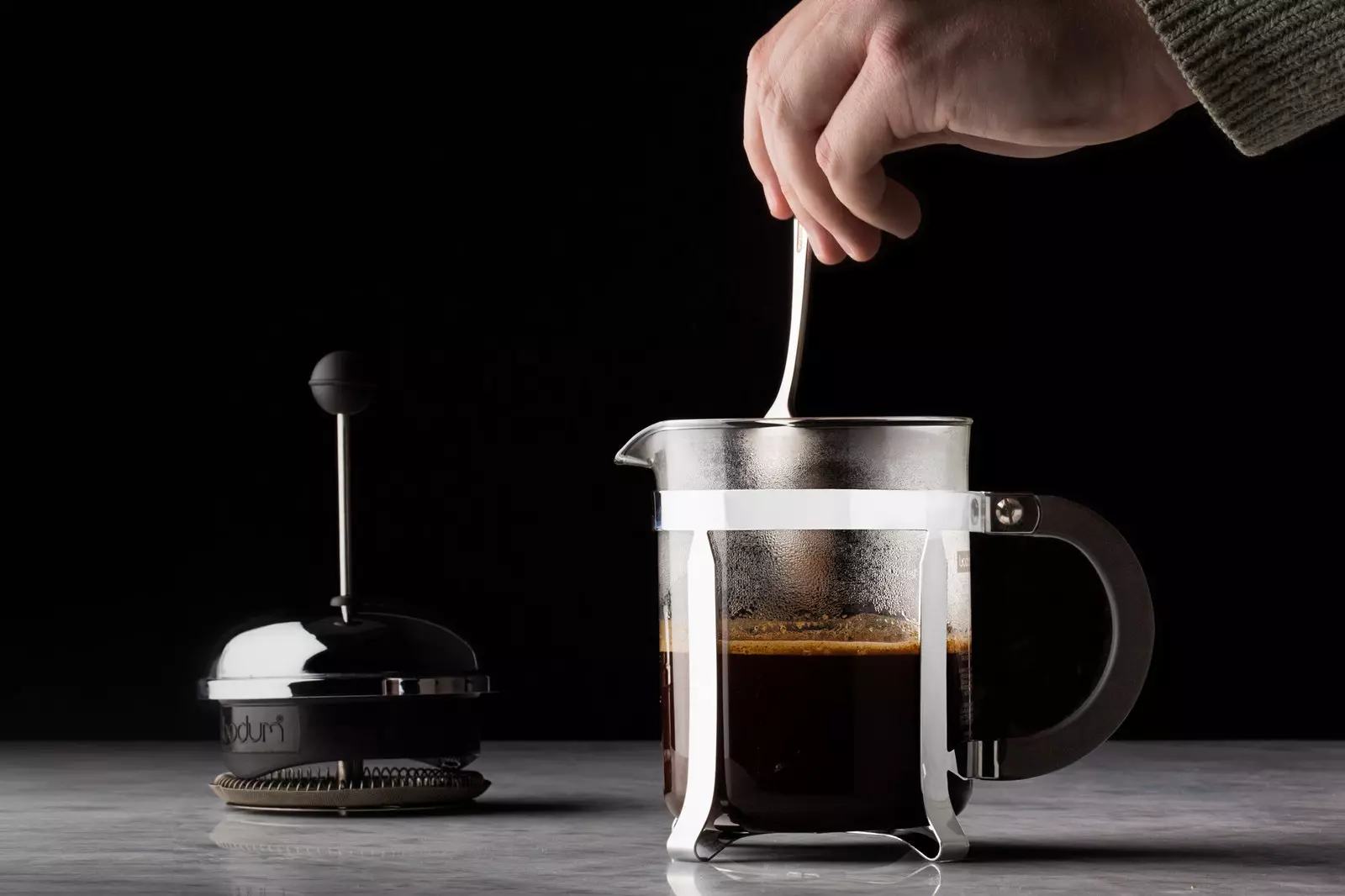 L'image peut contenir une tasse de café tasse personne humaine boisson expresso boisson mélangeur et appareil