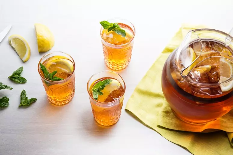 L'immagine può contenere: bevanda, bevanda, succo di frutta, tè, pianta, cocktail e alcol