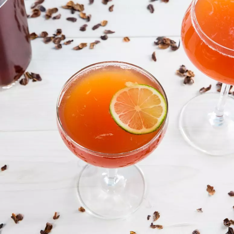 圖片中可能有飲料果汁飲料雞尾酒酒精植物水果食品柑橘水果葡萄柚和農產品