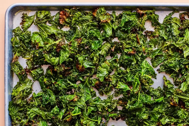 Kale rôti sur un plateau de feuille.
