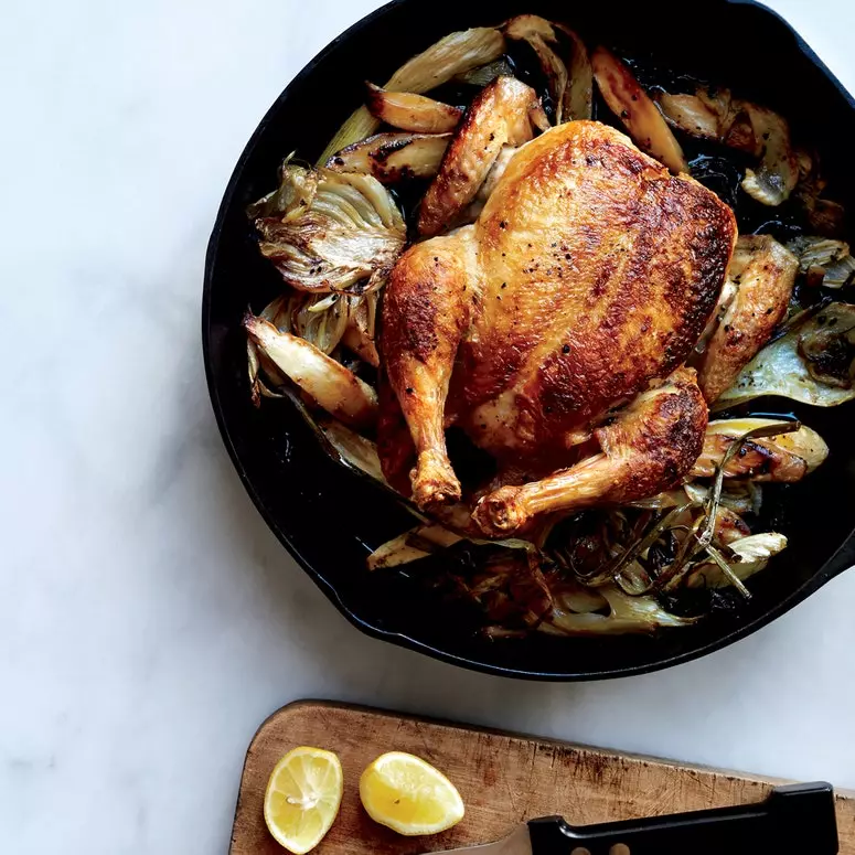 مرغ را در یک تابه چدنی با رازیانه، جعفری و پیازچه تفت دهید.
