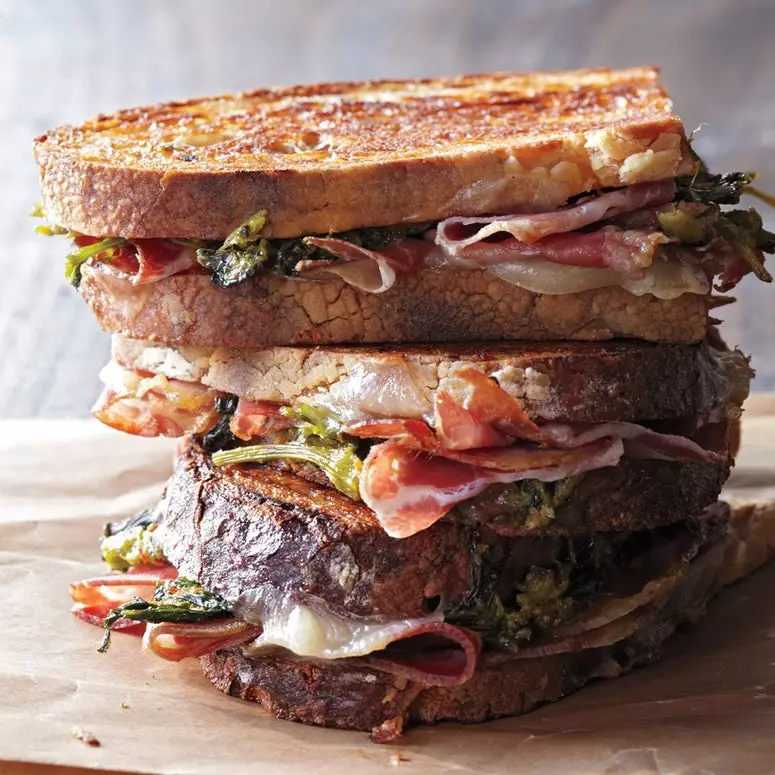 Bild kann enthalen: Burger, Iessen a Sandwich