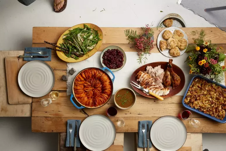 L'immagine può contenere: cibo, pasto, cena, cena, mobili, piatto, tavolo, tavolo da pranzo, pianta e tavolo