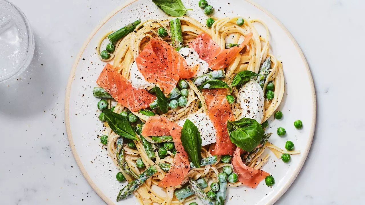 I-One-Pot Spring Pasta ene-Salmon Eshunqiwe