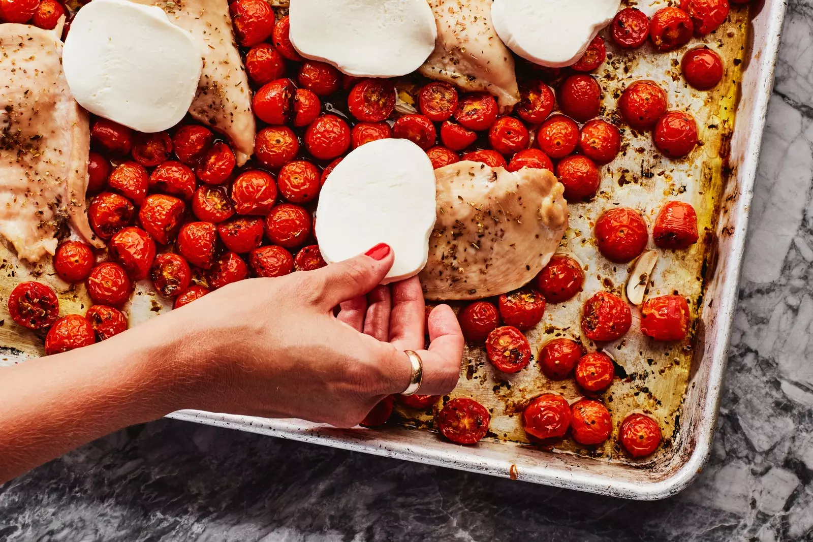 Tomaten op blêd pan mei tsiis wurde pleatst boppe.