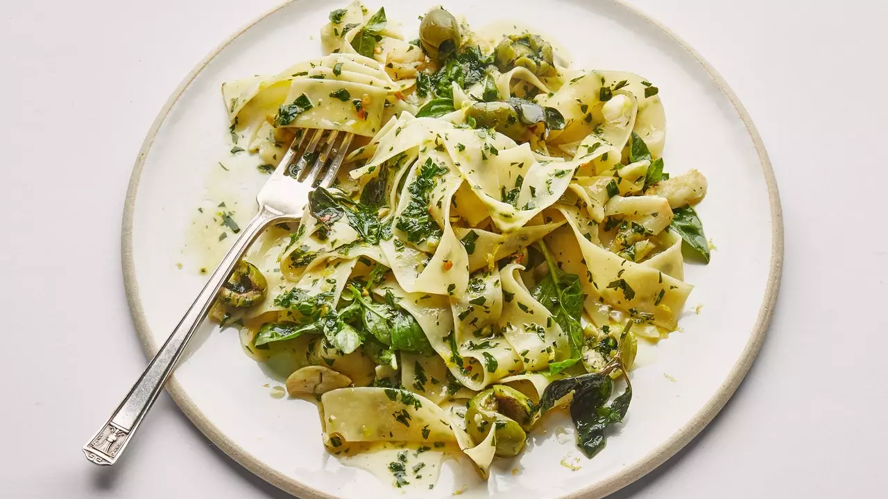 Pasta d'herbes amb all i olives verdes