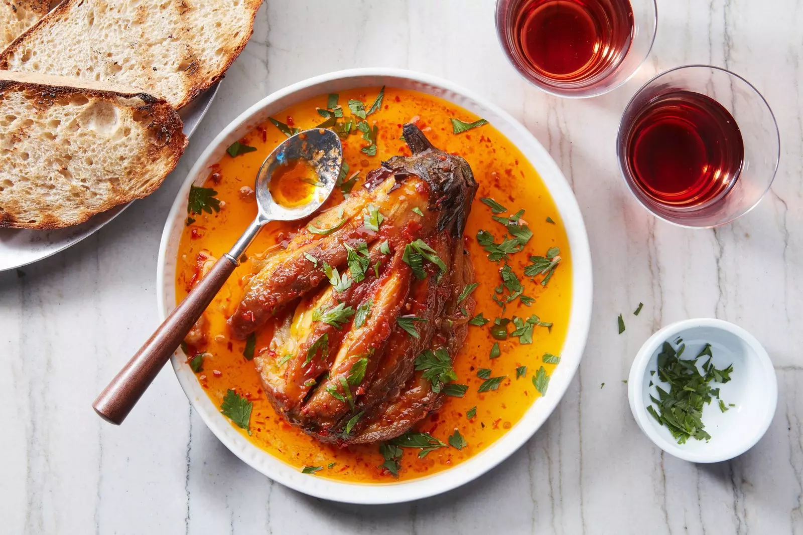 Fotografija pečenog patlidžana sa Harisom Viniagretom, jednim od naših omiljenih vegetarijanskih recepata za roštilj.