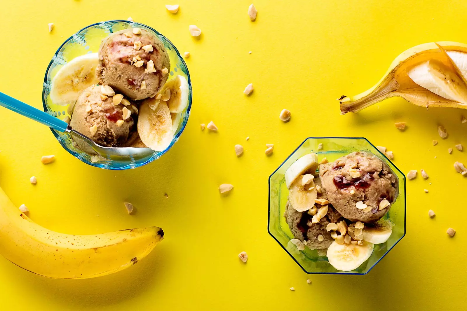 La imagen puede contener fruta comida plátano planta postre crema y crema