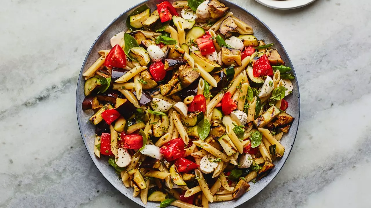 Amanida de pasta de samfaina a la planxa