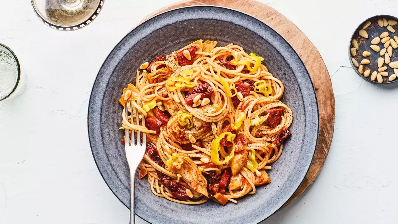 Pasta "Antipasto" amb botifarra, cors de carxofa i tomàquets secs