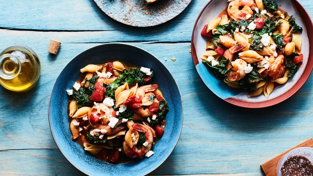 Pasta Saganaki de gambes amb col rizada