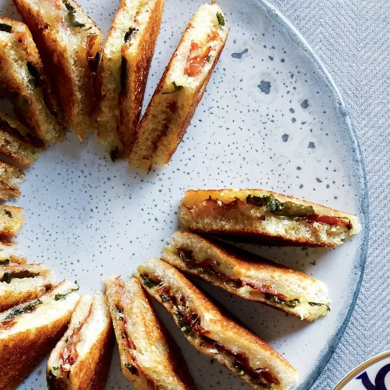 სურათი შეიძლება შეიცავდეს კვების მცენარის სადღეგრძელოს პურს ფრანგული ტოსტის კერძი და კვება