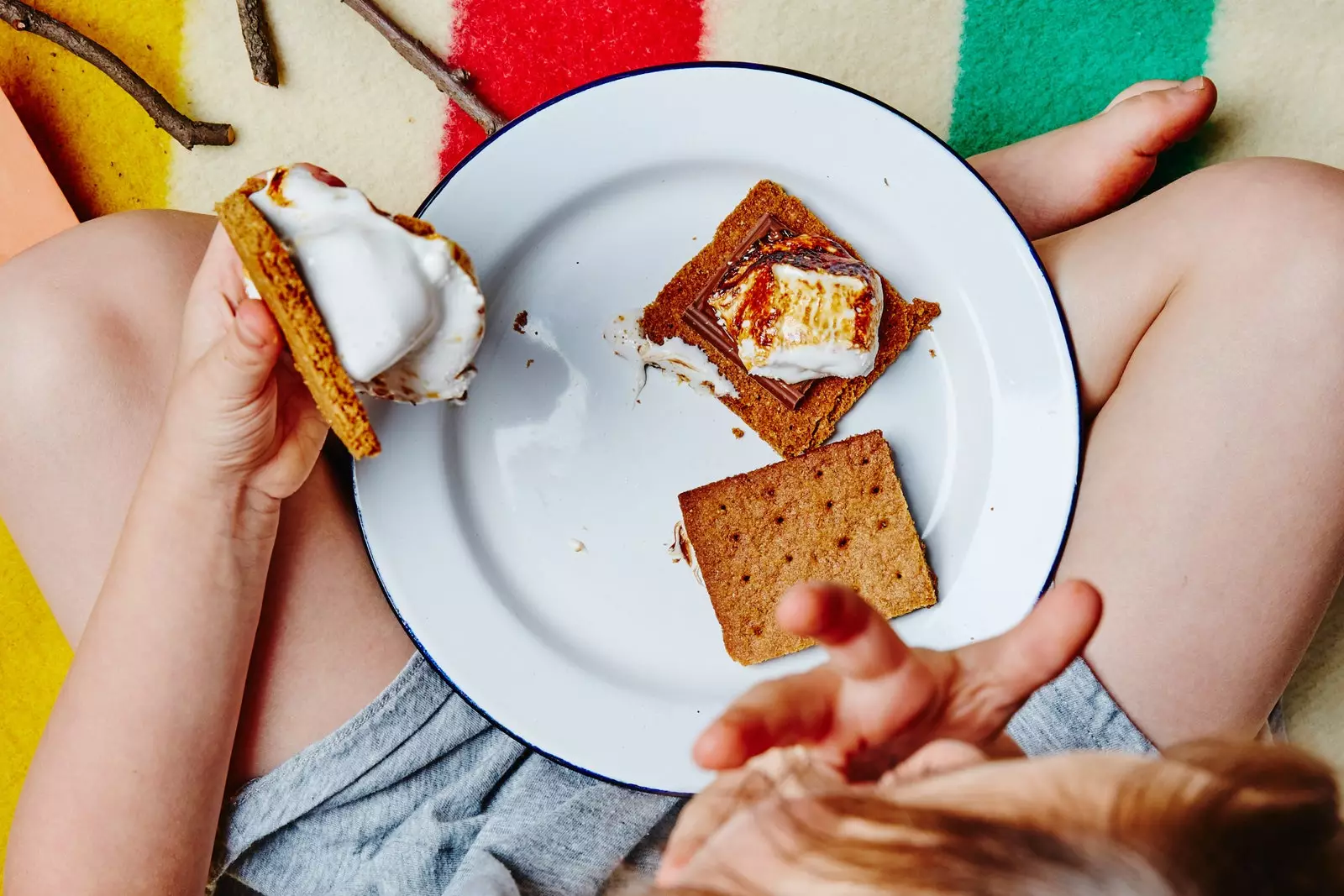 Nuotraukoje gali būti „Food Bread Human Person Confectionery“ saldainių ir krekerių