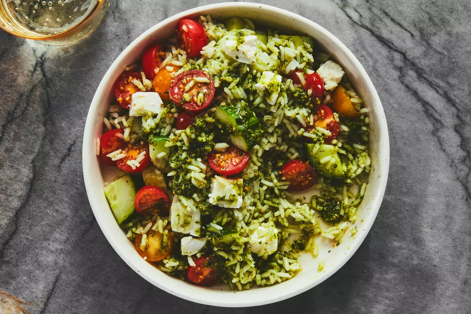 Bowl med ris med pesto saus feta og tomater.