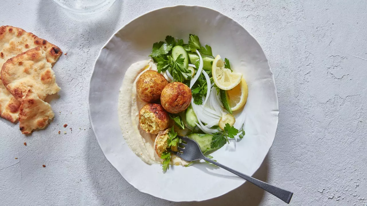 Albóndigas De Pollo Y Arroz Con Hummus