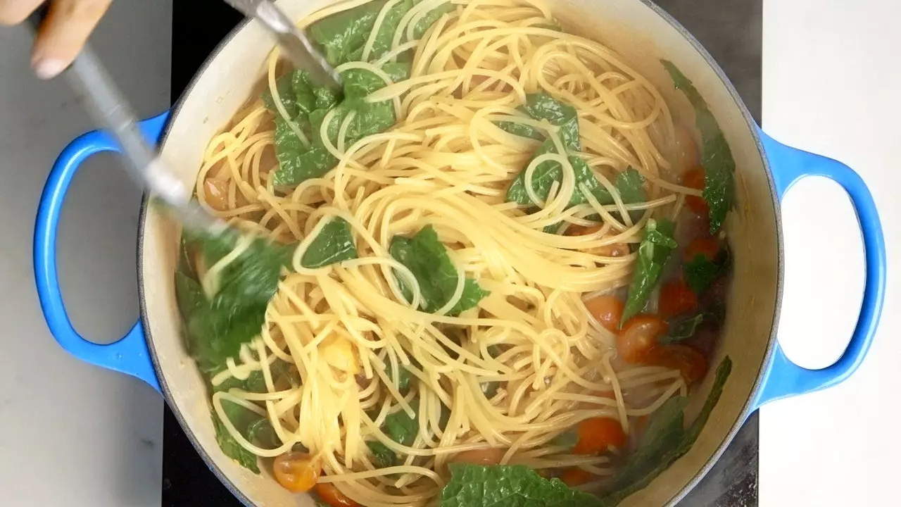 Kale, Tomato, ma Lemoni Magic One-Pot Spaghetti