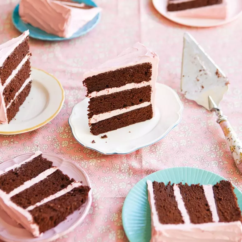 Bildet kan inneholde Mat Dessert Cake Icing Cream Creme Torte Chocolate og Fudge