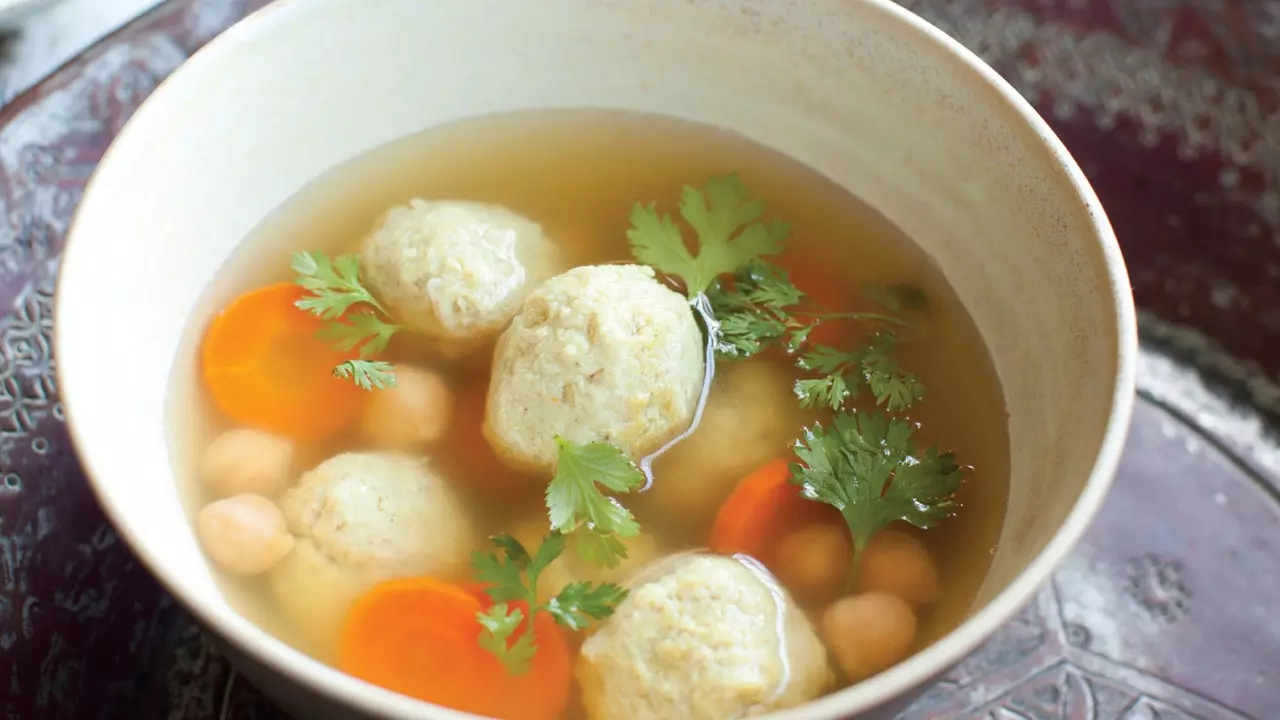 Persian "Matzo bọọlụ" na chickpeas na ọkụkọ (Gondi)