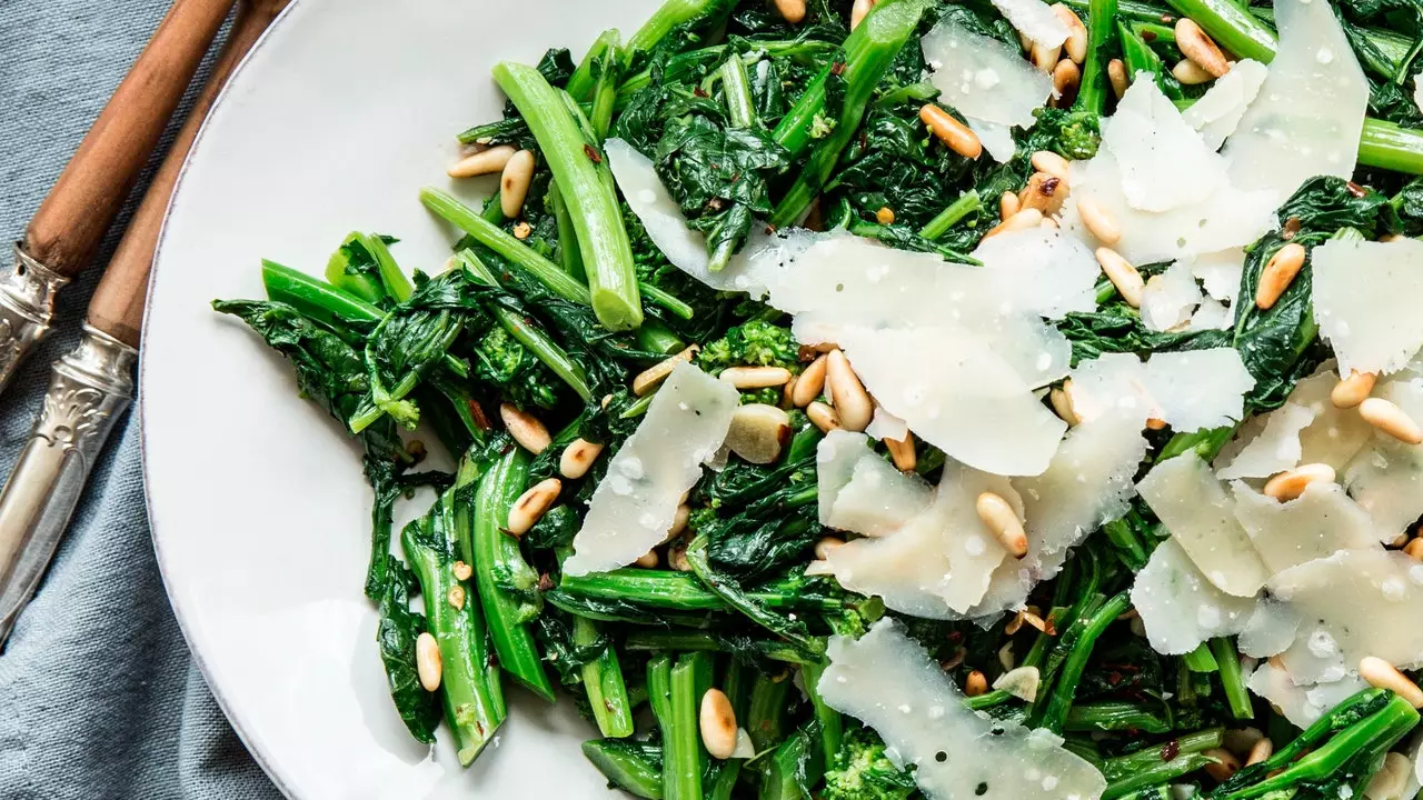 Pittige Broccoli Rabe met Parmezaanse kaas en pijnboompitten