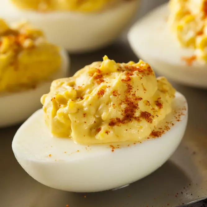 Foto de la receta clásica de los mejores huevos rellenos con pimentón espolvoreado encima.