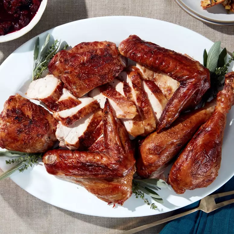 Foto de pavo asado con alioli de ajo tallado para el Día de Acción de Gracias.