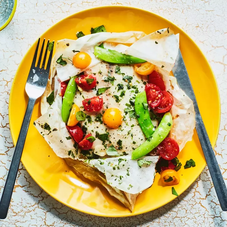 Bland de bästa fiskrecepten är denna middag med fiskpaket med snapsärtstomater och örtsmör.