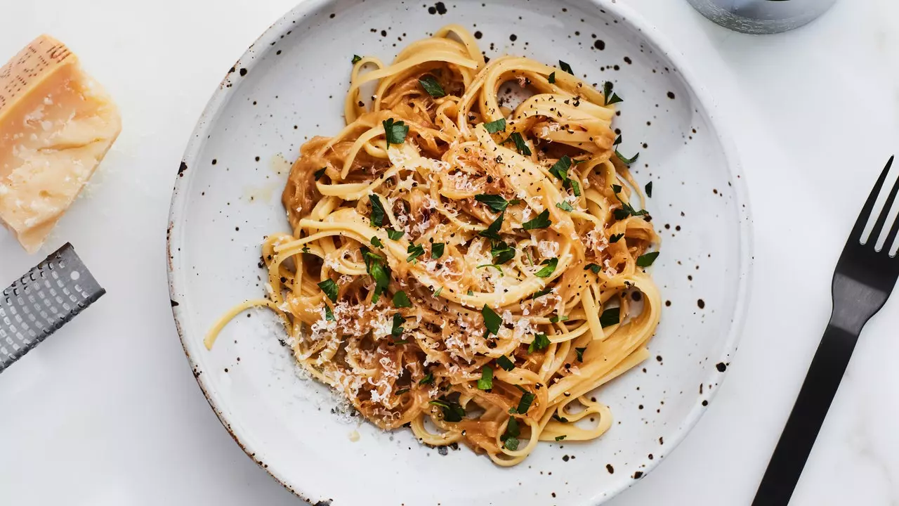 Pasta met gekarameliseerde ui