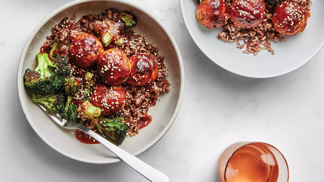 I-Sheet-Pan Chicken Meatballs kanye ne-Charred Broccoli