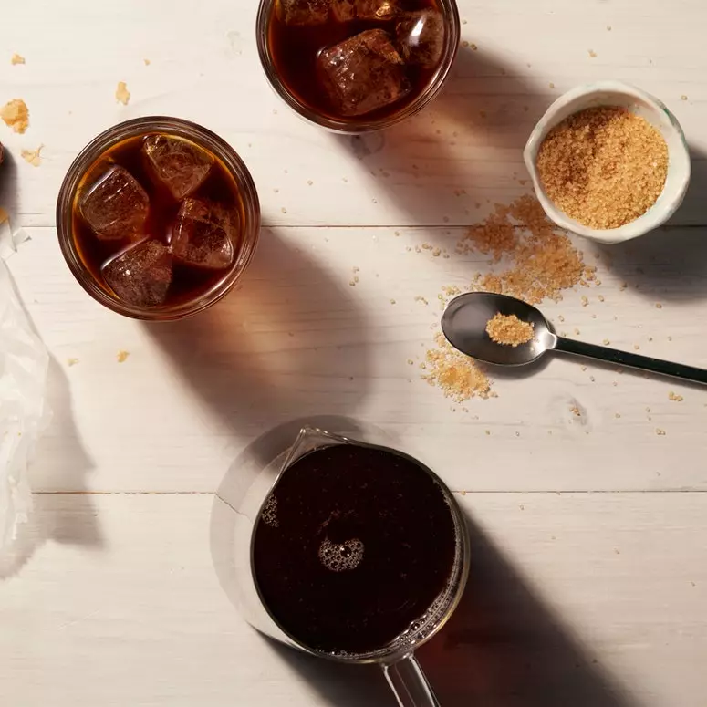 Foto von Cold Brew Coffee mit Gebäck und einer Schüssel Zucker.