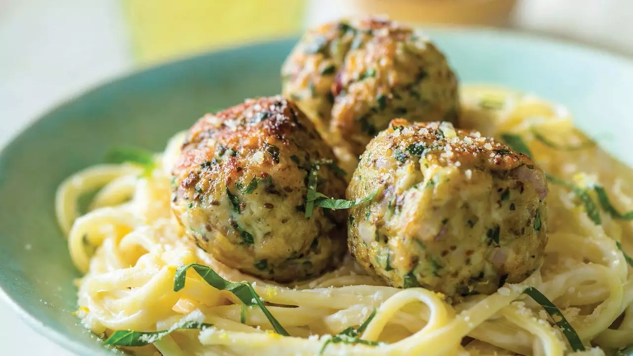 I-Linguine Al Limone ne-grilled Chia-Chicken Meatballs