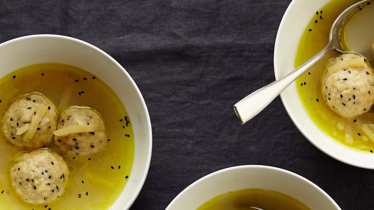 Gevulde Matzo Ball Sop met Hoender en Appels