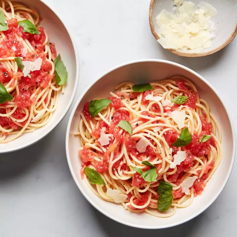 Foto af pasta med rå tomatsauce