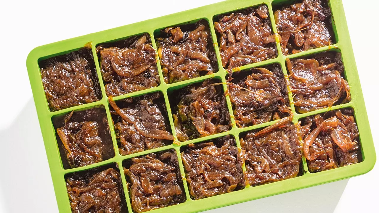 Ṣe Awọn Ice Cubes Alubosa Caramelized Nitorinaa O Ni Ohunkan Ti o dara nigbagbogbo ni Ọwọ