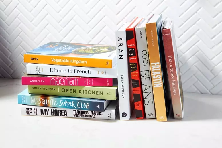 Foto d'una pila de llibres de cuina de la primavera del 2020.