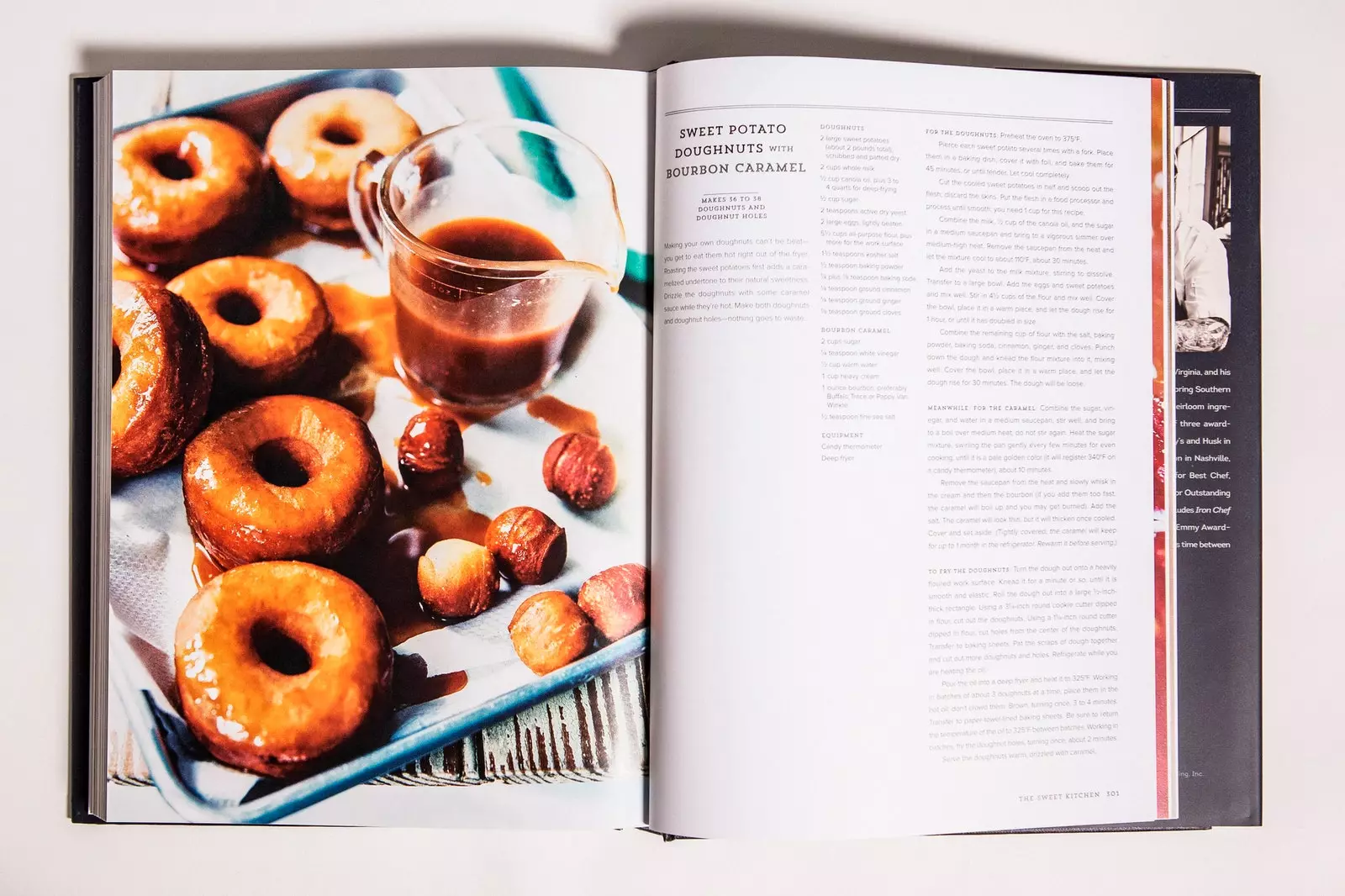 Bild kann Buch Lebensmittel Brot Süßwaren Süßwaren Dessert Gebäck Donut und Bagel enthalten