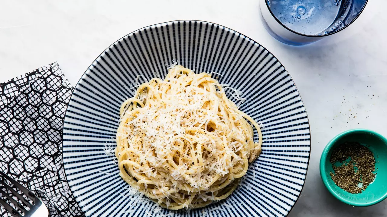 3- اجزاء Cacio e Pepe (پاستا پنير ۽ مرچ سان)