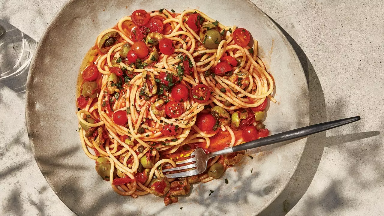 Spaghetti nga adunay No-Cook Puttanesca