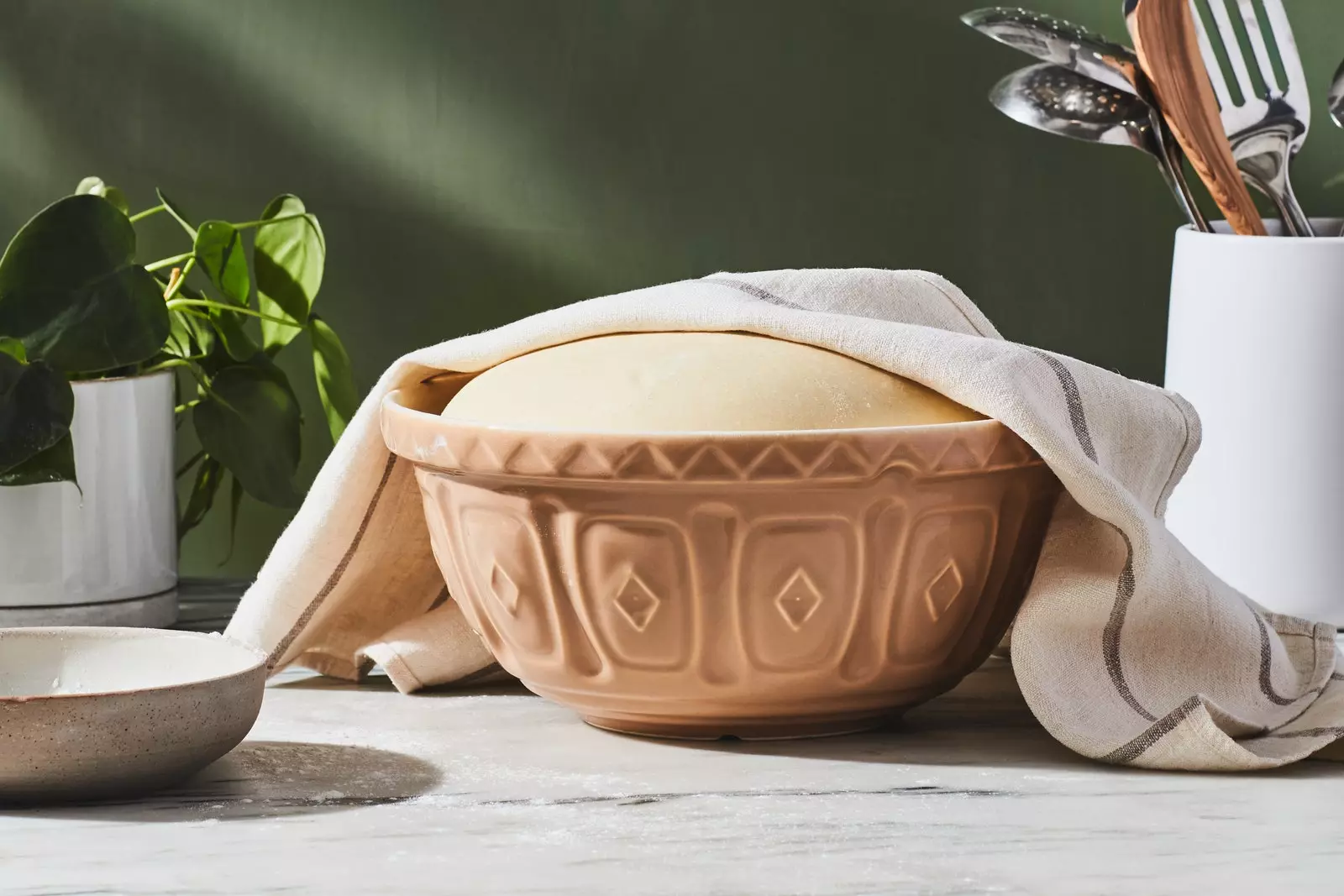 රුපයේ අඩංගු විය හැක Bowl Cutlery Fork Mixing Bowl plant and Pottery