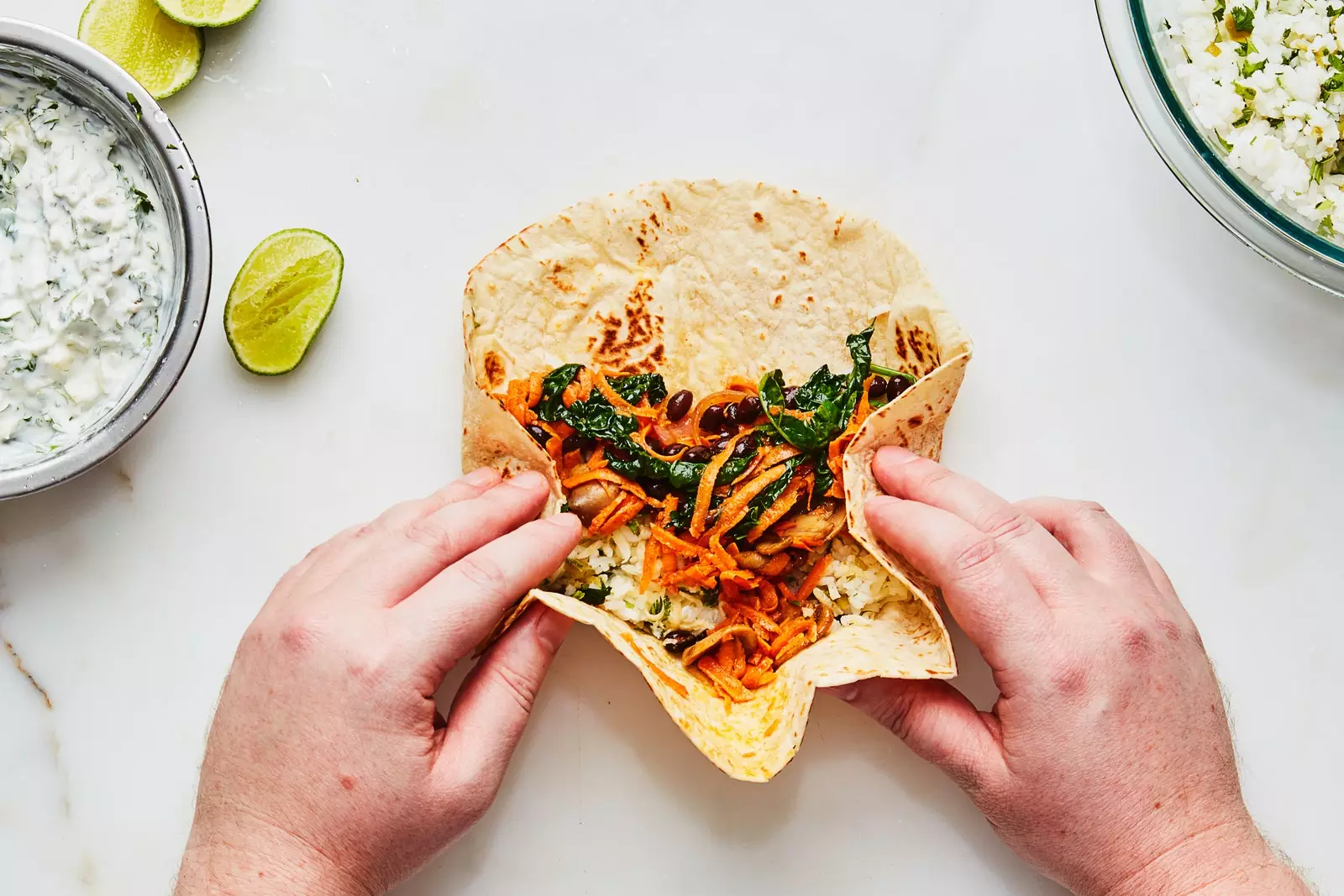 La imatge pot contenir aliments per a persones humanes, pa, tortilla i planta