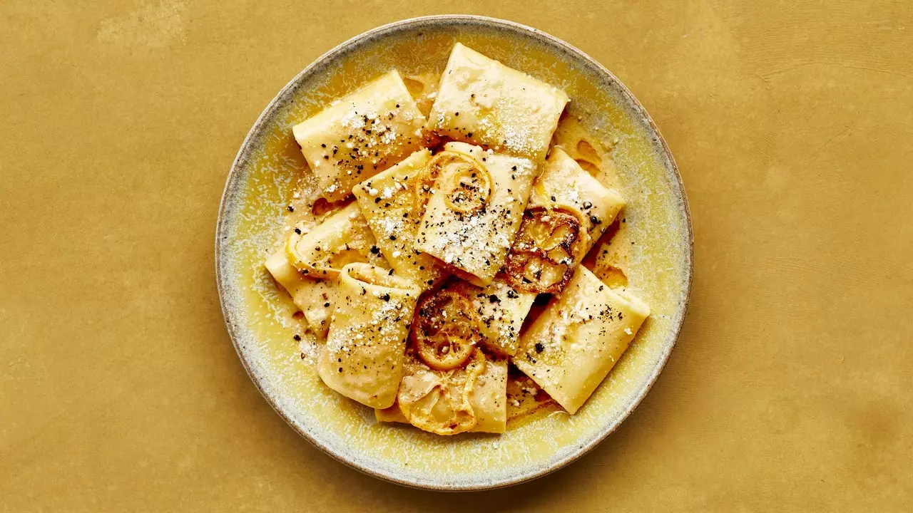 Pasta med brunt smör, hel citron och parmesan