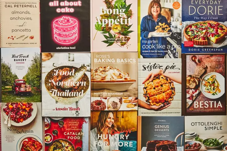 Kujutis võib sisaldada: Ina Garten, Chrissy Teigen, reklaam, plakat, flaier, brošüür, paber, inimene, inimene, tekst ja menüü