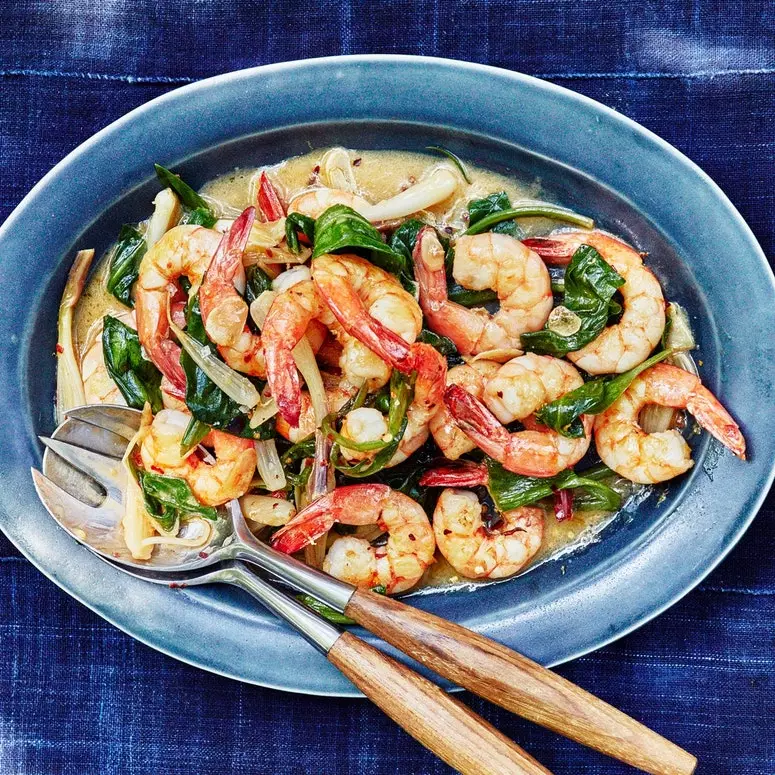 shrimp sauted bi ramps şeraba spî û pelikên îsota sor